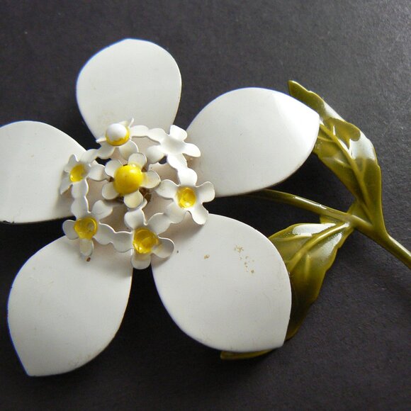 The Unbranded Brand | Jewelry | Vintage Large White Flower Brooch ...